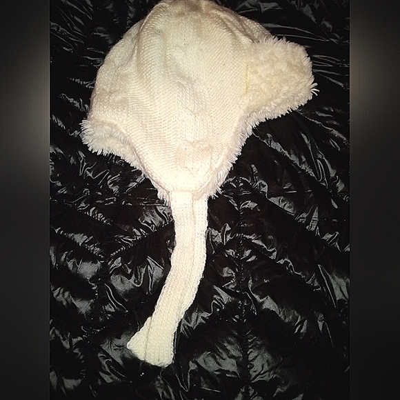 GAP | Accessories | Cream Fuzzy Hat | Poshmark